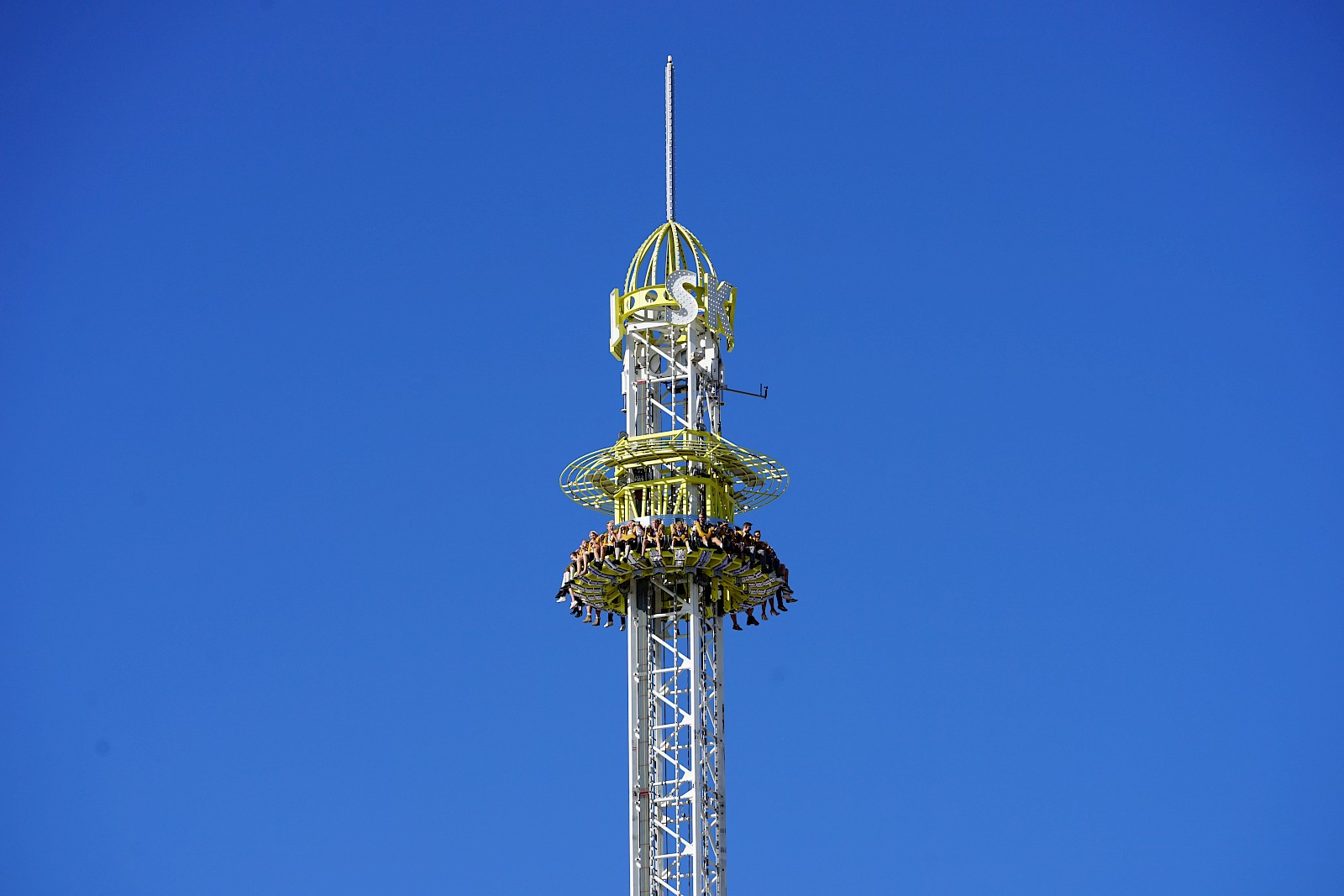 Skyfall - A drop tower at the Munich Oktoberfest