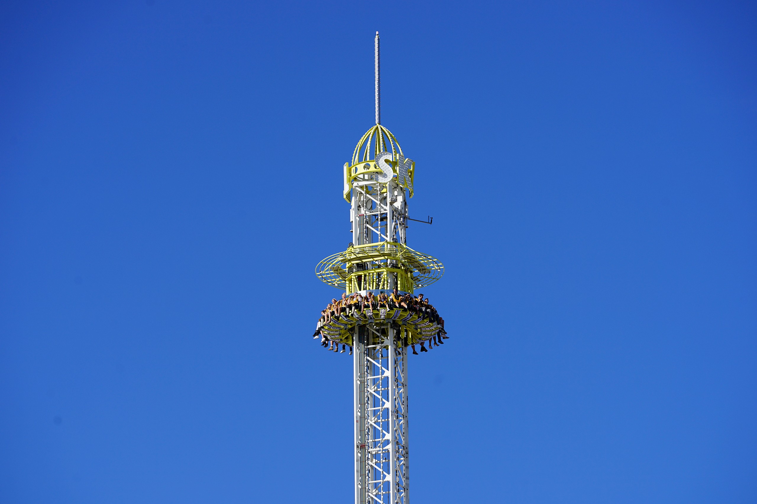 Skyfall - A drop tower at the Munich Oktoberfest