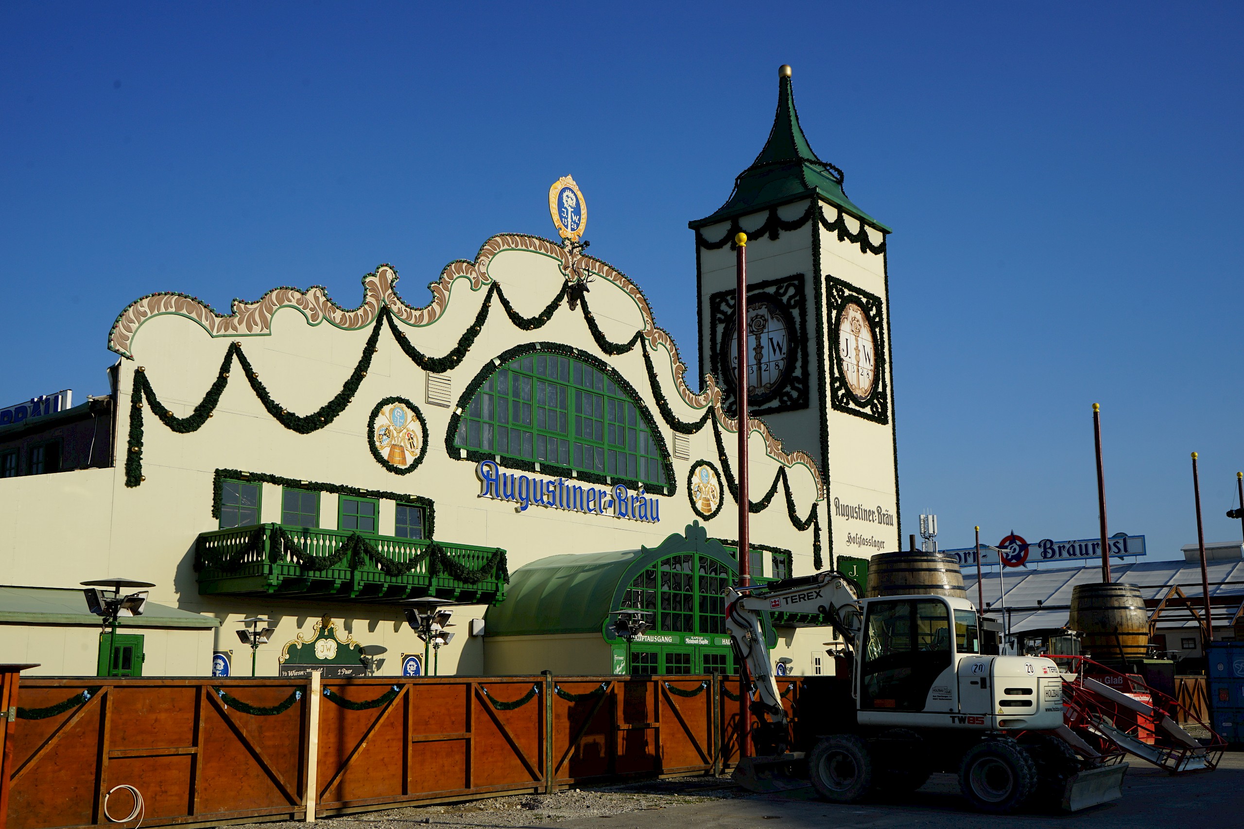 Photos of the Construction of the Oktoberfest 2019 of August 27
