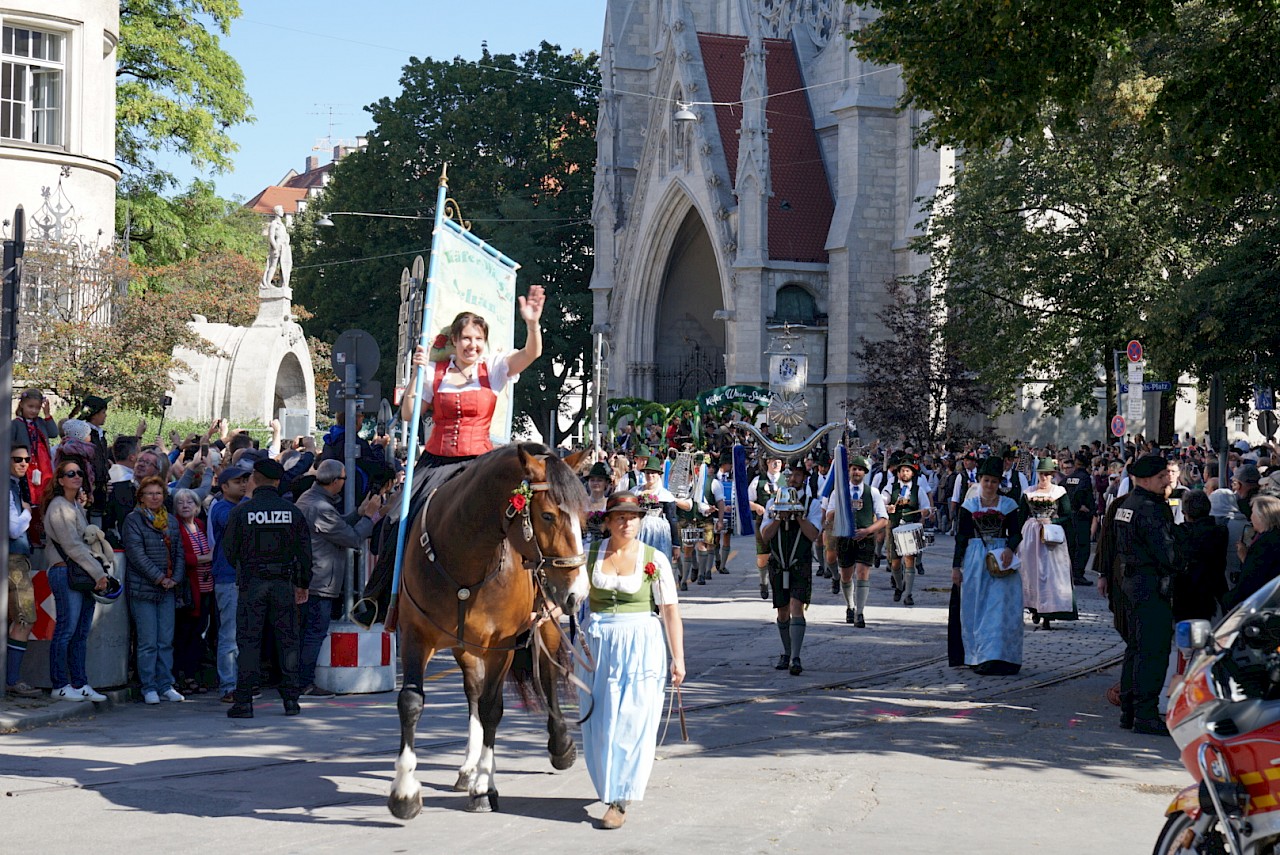 Grand Parade of the Oktoberfest Hosts and Breweries